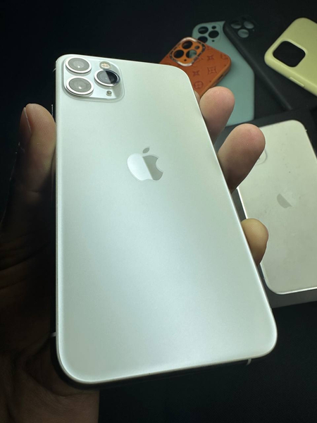 Iphone 11pro sotiladi aybi umuman yoq bir qol ishlagan