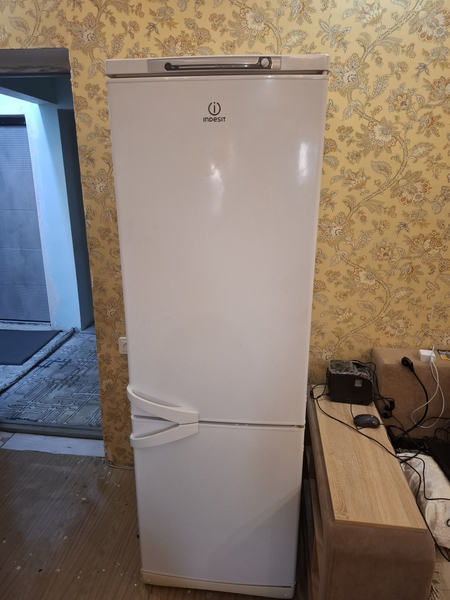 Продаётся холодильник INDESIT