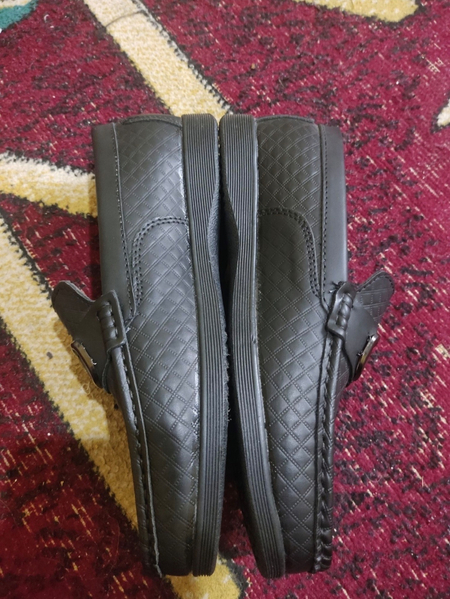 Yangi tufli kiyilmagan