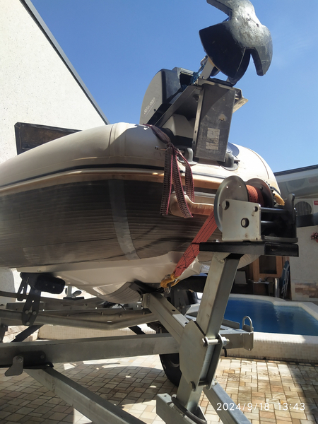 Продаю лодку и мотор HONDA 20 на самосвальном прицепе.