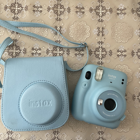 Instax mini 11 голубого цвета
