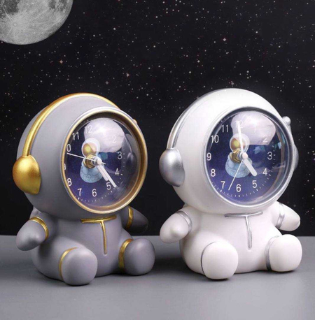 Astronavtlar,stol bezaklari,jamg'arma banki uchun soat,dekorativ soat