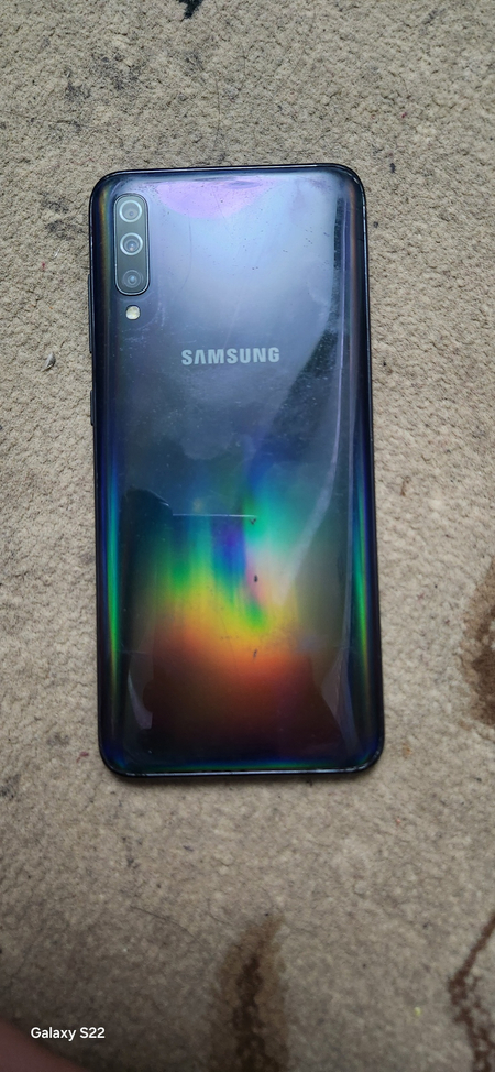 Samsung a 70  8/128 holati yaxshi sensiri ozgina yorilgan