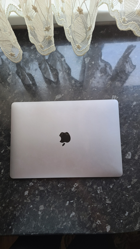 MacbookAir Core i5 sotiladi.