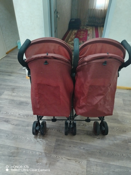 Коляска эгизакларники