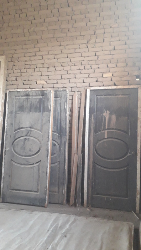 Eshiklar sotiladi rangi qora soni 3 ta