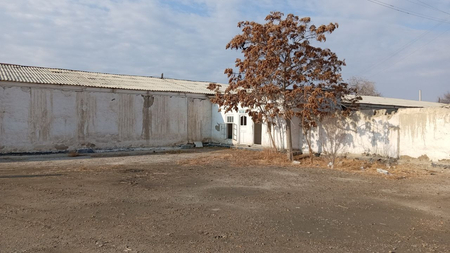 Шофирконда катта омборхона (склад) ерлари билан сотилади.