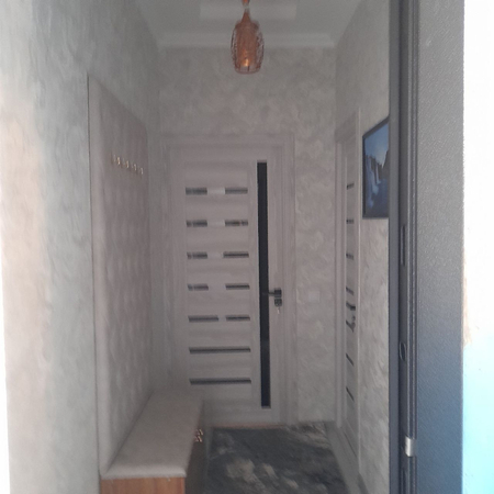 Chilonzor metroni yonida  2xonali luks kvartira srochni sotiladi 3/3/5