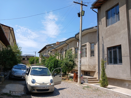 Zangi otada Qaxramon Maxalasida 5 sotix 6 xonadan iborat uy sotlvotti
