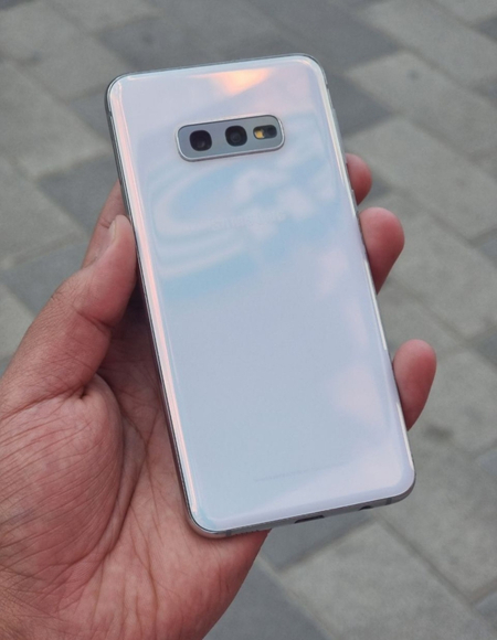 Продаеться Samsung S10e                  Договорная