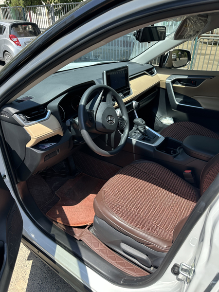 Автомобиль Toyota RAV 4