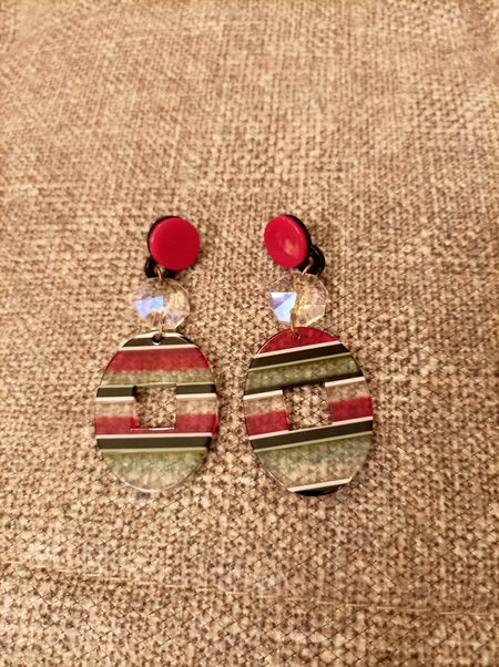 Серьги пластмассовые стильные