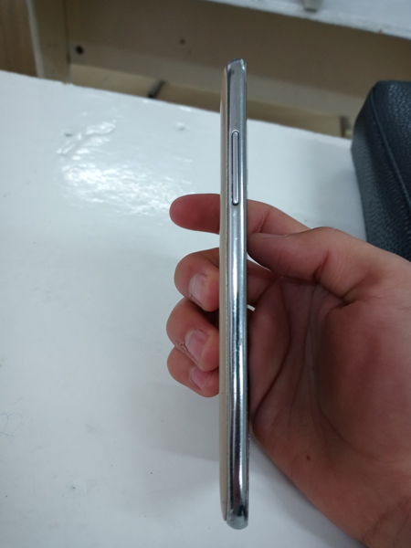 Samsung Galaxy J5 gold sotiladi
