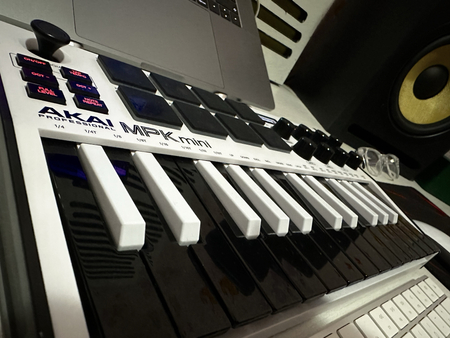 Akai MPK mini Midi klavish midi keyboard