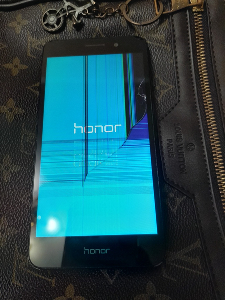 Assalom alekum telefon sotiladi Xonor imei utgan 2ta Sim 16gb xotira