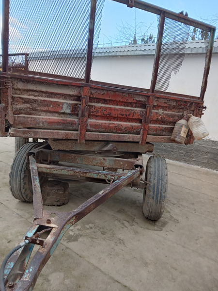 Traktor tirkamasi sotiladi .