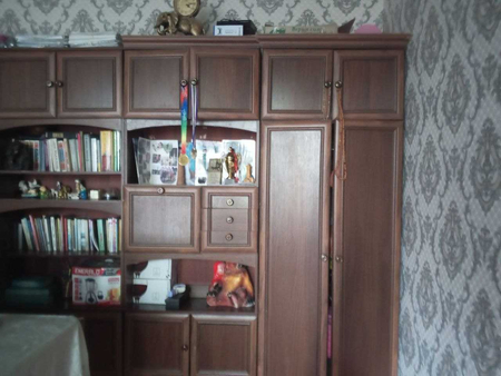 Мебель стенка не новая но в хорошем качестве. Материал хороший.