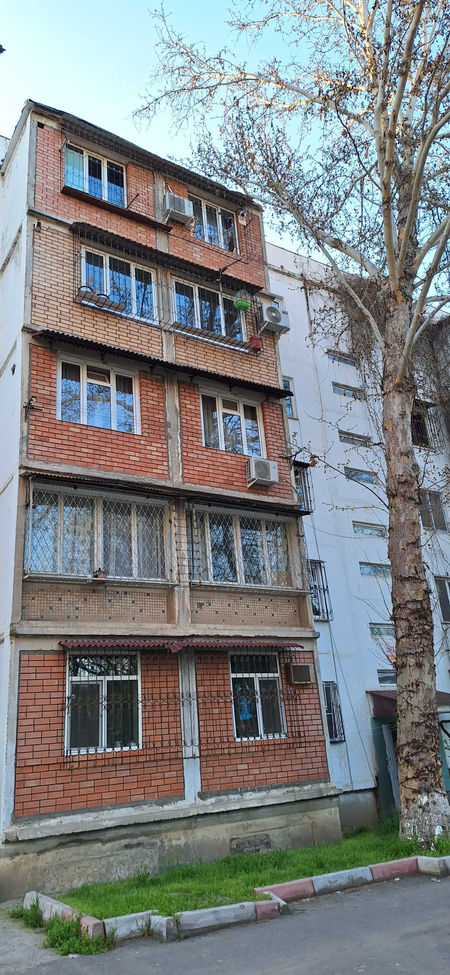 Продаётся квартира массив Ахмад Югнакий 2в3/5/5 Риэлторам не звонить.