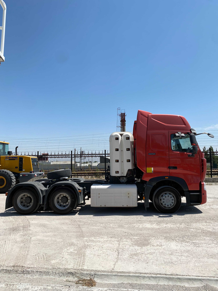 Тягач Howo-T7H 6x4 CNG цвет красный 2023 год в наличии