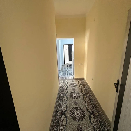 8 mkr da joylashgan 2 xonalik 2 qavatdagi 55 kv lik kvartira tez sotil