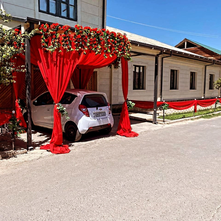 Tuy sahna bezaklari xizmatizda arzon va sifatli urnatish xizmati