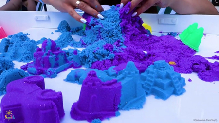 Кинетический песок 2 кг + формочки + бассейн kinetic sand