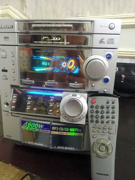 Muzikalniy sentr 4600wat 360g ovoz beradi