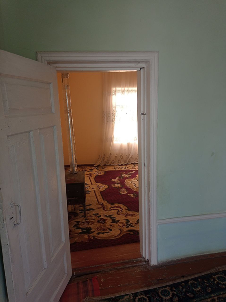 Uy sotiladi yashasa boʻladi suv bor gaz bor hammasi bor telefon qiling