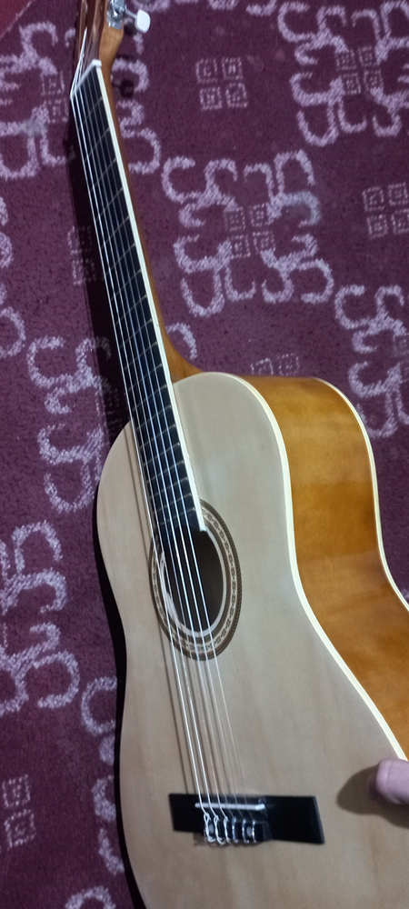Klassik gitara sotiladi