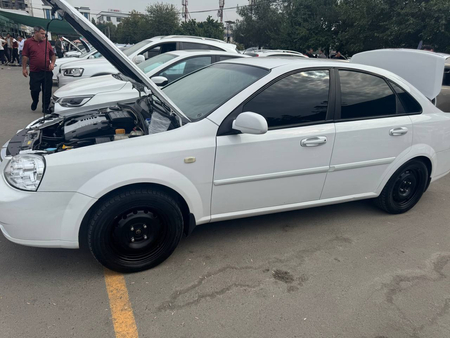 Lasetti 1.8 sotiladi
