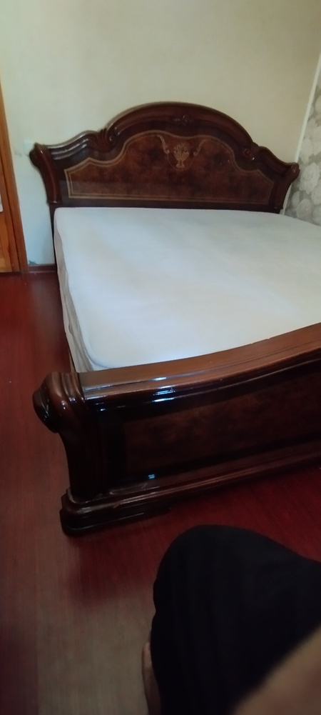 Кровать двух спалка с мотрасом +тумба продам срочно