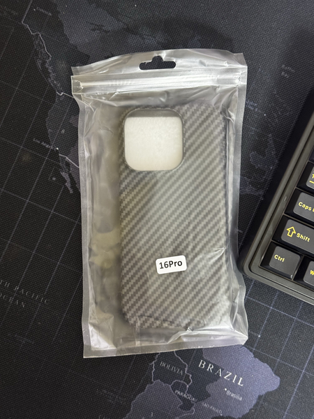 Чехол на Iphone 16 Pro карбон чехол на айфон