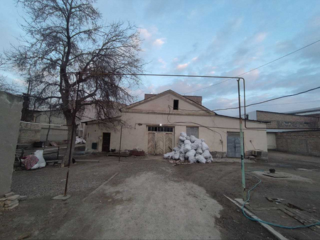 Ишлаб чиқариш цехи сотилади 14 соток.Продаётся производственное здание