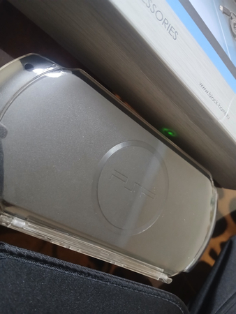 Assalom alekum Psp sotiladi 1000 model holati tinniq hamma joyi
