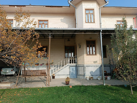 Циолковского-Кизилсу,2этажа,8соток,8комнат,2холла, 2кухни, 3 сан узла