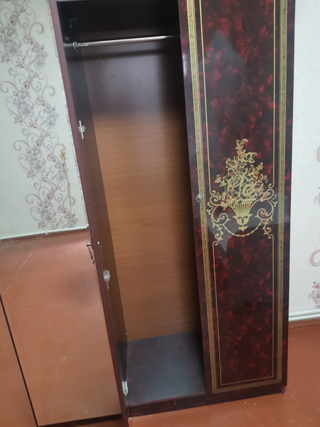 Продам шкаф, Шкаф сотилади