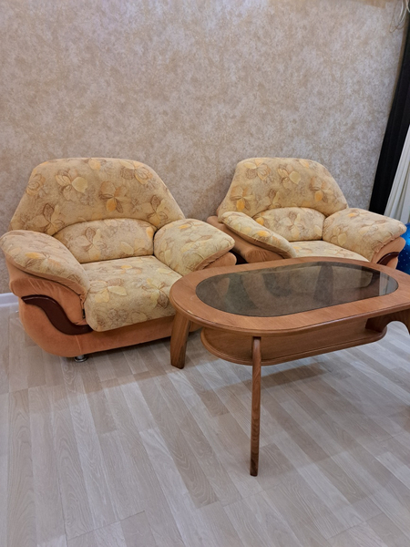 Продам мягкую мебель со столиком
