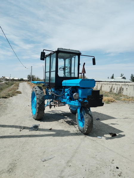 T28 traktor sotiladi