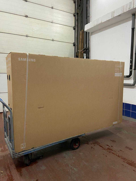Продаю новый телевизор SAMSUNG UE85BU8000UXCE гарантия/доставка!