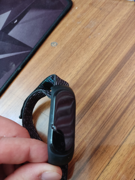 Mi band 5, использовал 2 года есть трещина