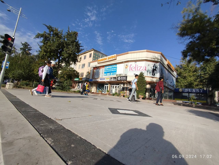 Продаётся торговый центр на Юнусободе