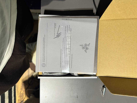 Продам микрофон Razer seiren mini белого цвета