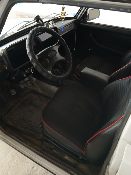 Lada 2107 yurib turgan moshina