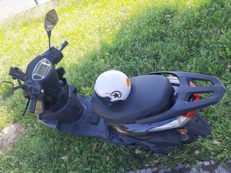 Benzinli skuter srichni sotiladi