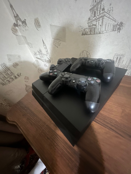 Playstation 4 500gb в отличном состоянии