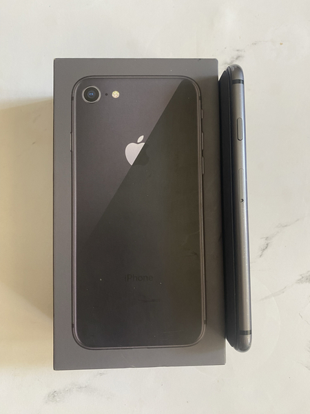 Iphon 8 sotiladi 64 G xotrasi