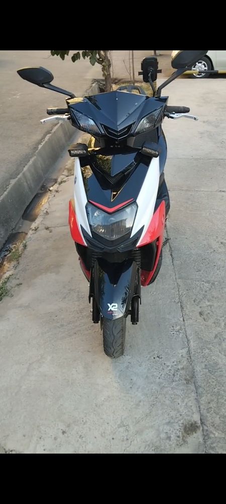 Skuter kawasaki korpusida o'ng tarafidagi azgina singan joyi bor.