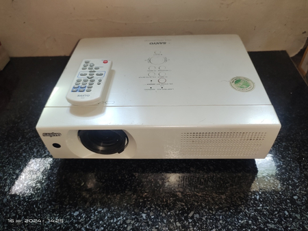 Проектор SANYO .