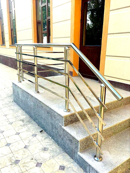 Перила из нержавеющей стали.