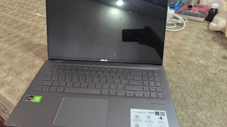 Asus ZenBook Filip 15 holati ideal
